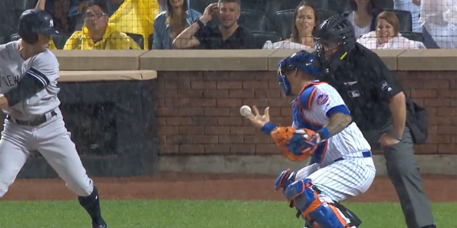 Mets beat Yankees on game-ending foul tip