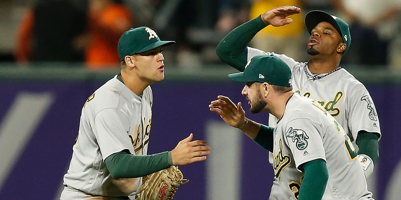 A's Chad Pinder makes great catch in left