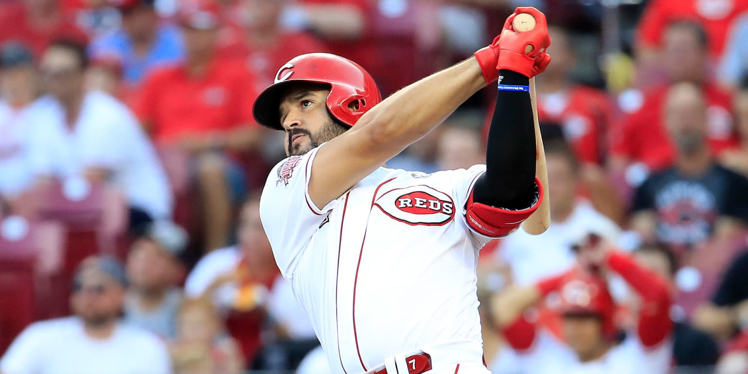 Eugenio Suarez hits 30th homer, leads Reds