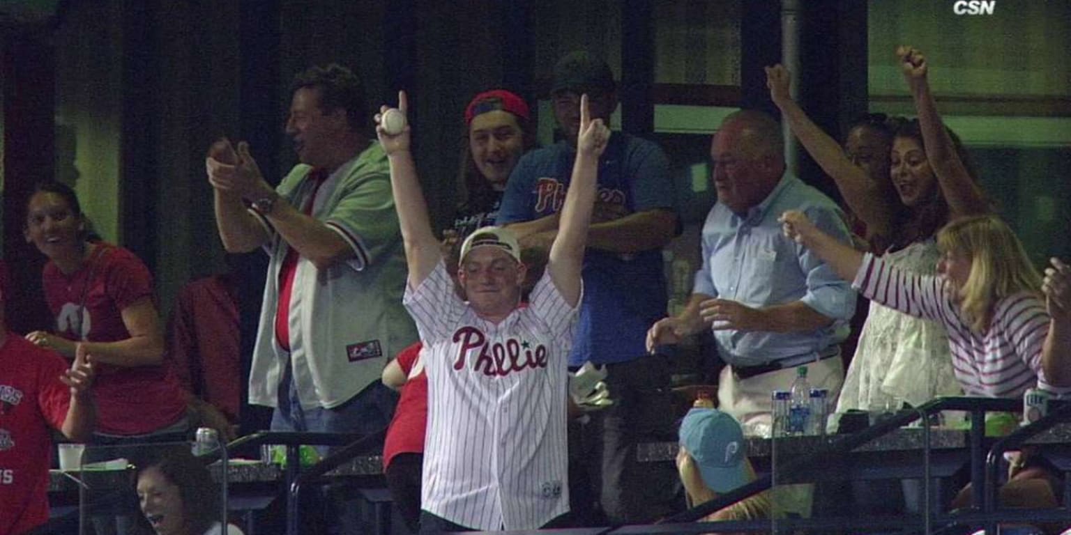 Phillies fan makes incredible bobbling, one-handed grab on foul line ...