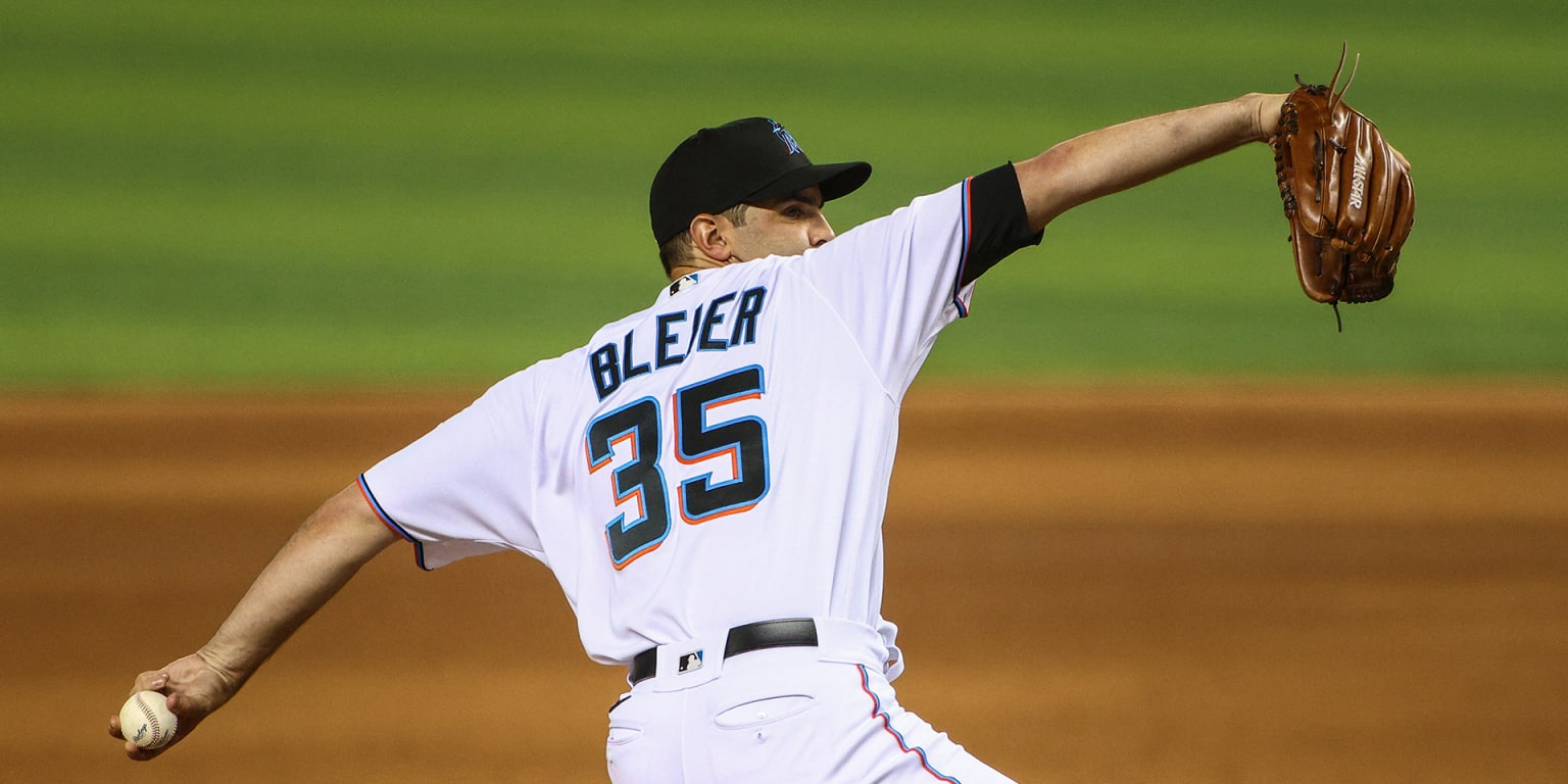 Marlins break out late to beat D-backs