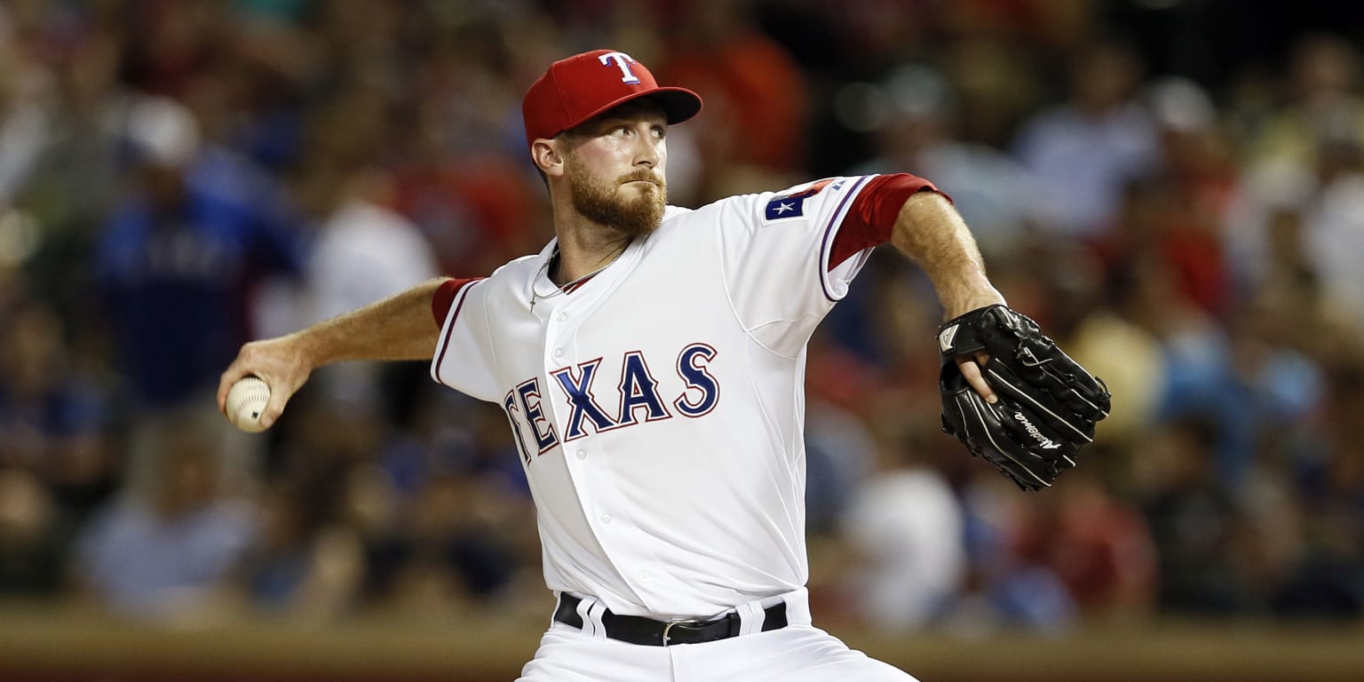 Spencer Patton re-signs with Rangers