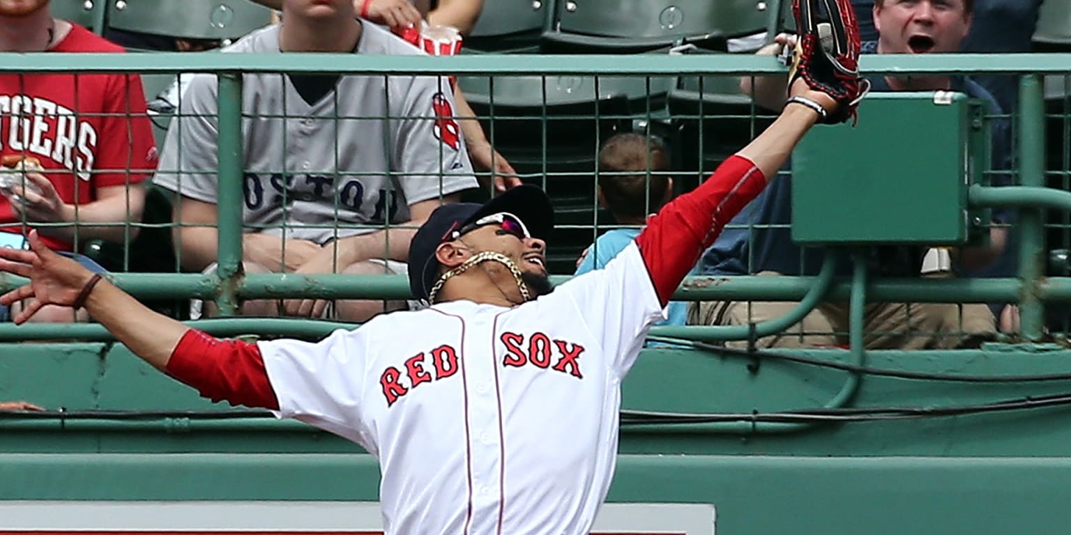 Mookie Betts makes great catch vs. Mariners