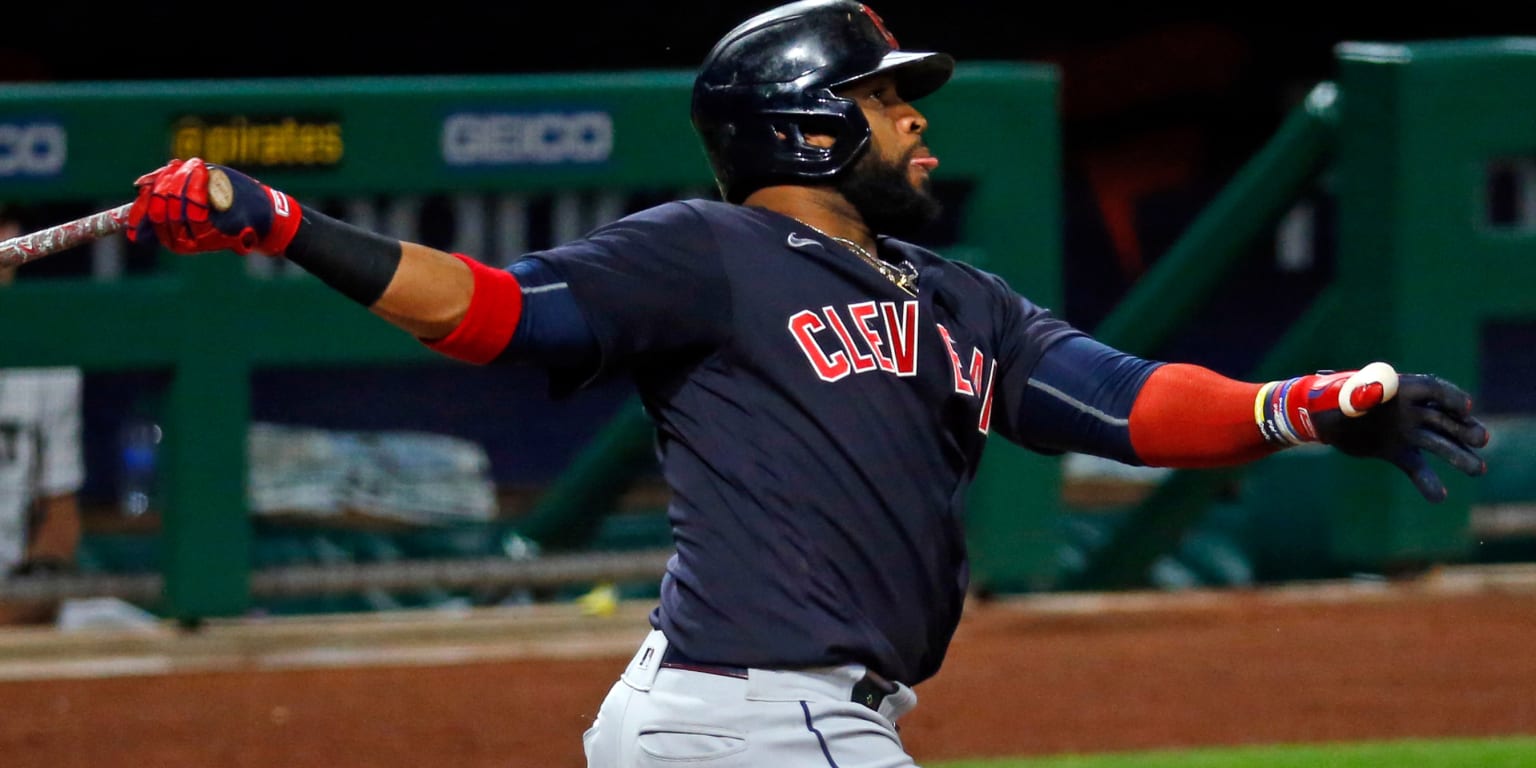 Carlos Santana firma por dos años con K.C.