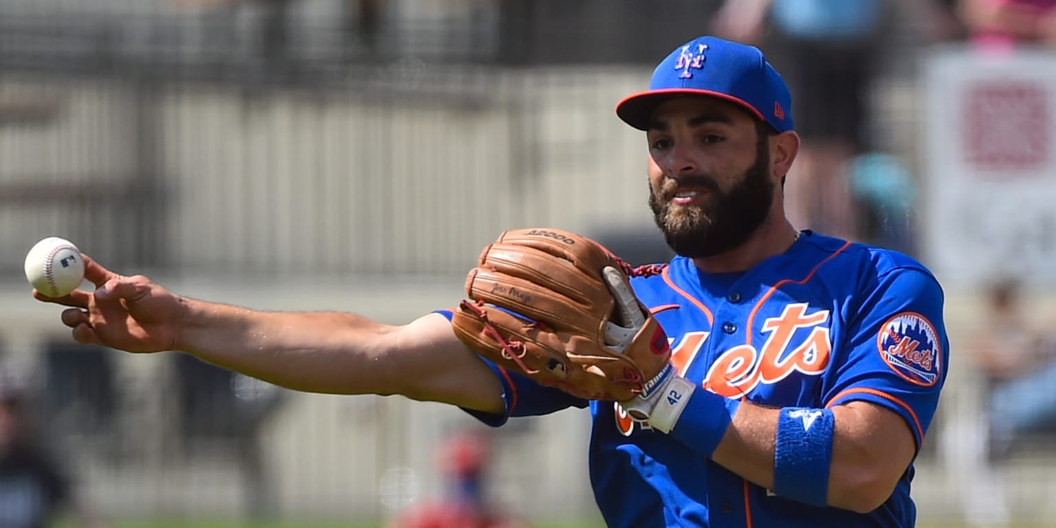 José Peraza exits game with right leg contusion