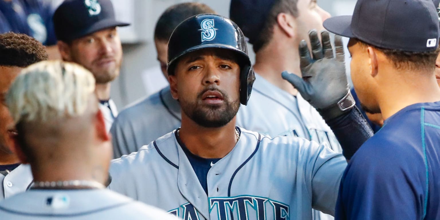 Long list of heroes in Mariners' win