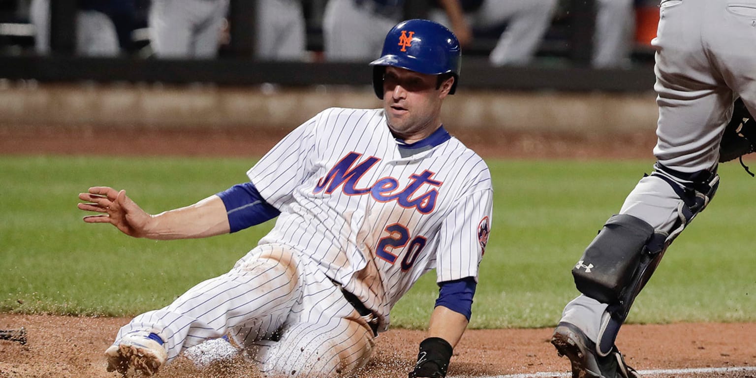 Neil Walker scores to end Mets losing streak