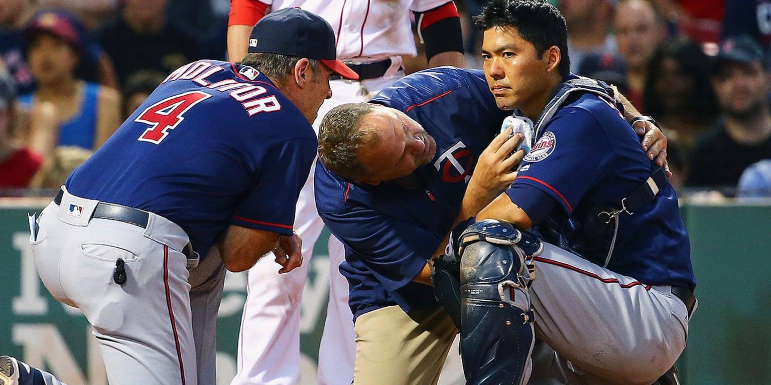 Twins' Kurt Suzuki cut on chin by foul tip