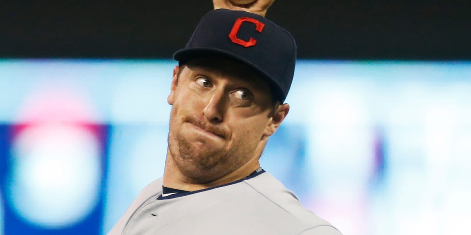 Reds sign Jeff Manship, Domingo Tapia