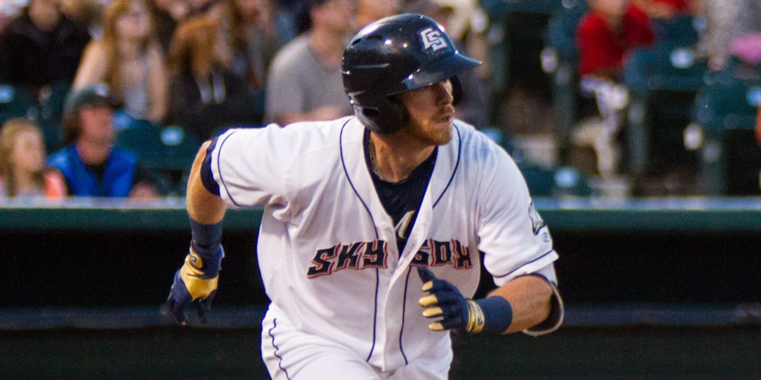 Brewers recall CF prospect Michael Reed