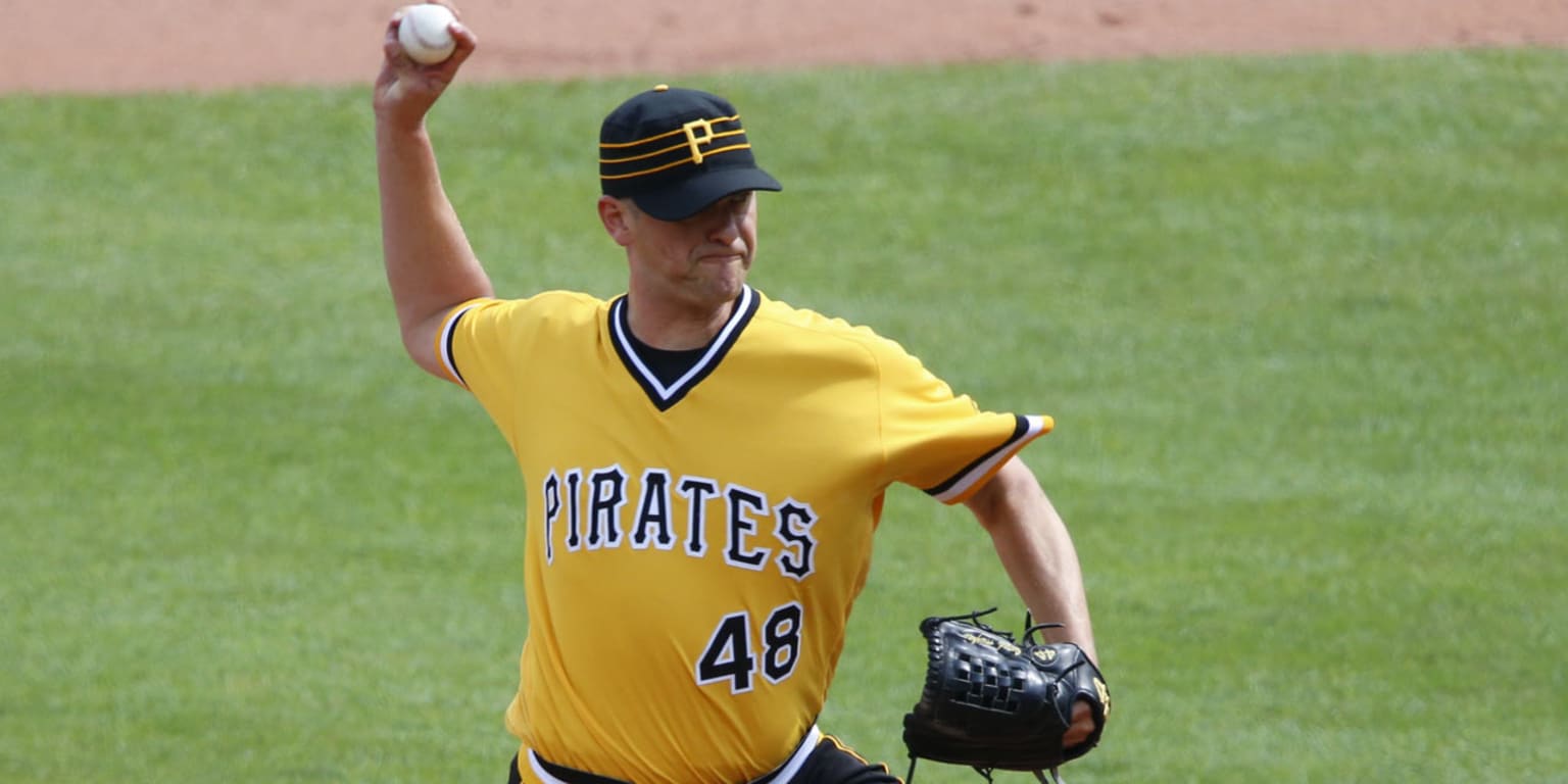 Brewers sign veteran pitcher Jared Hughes