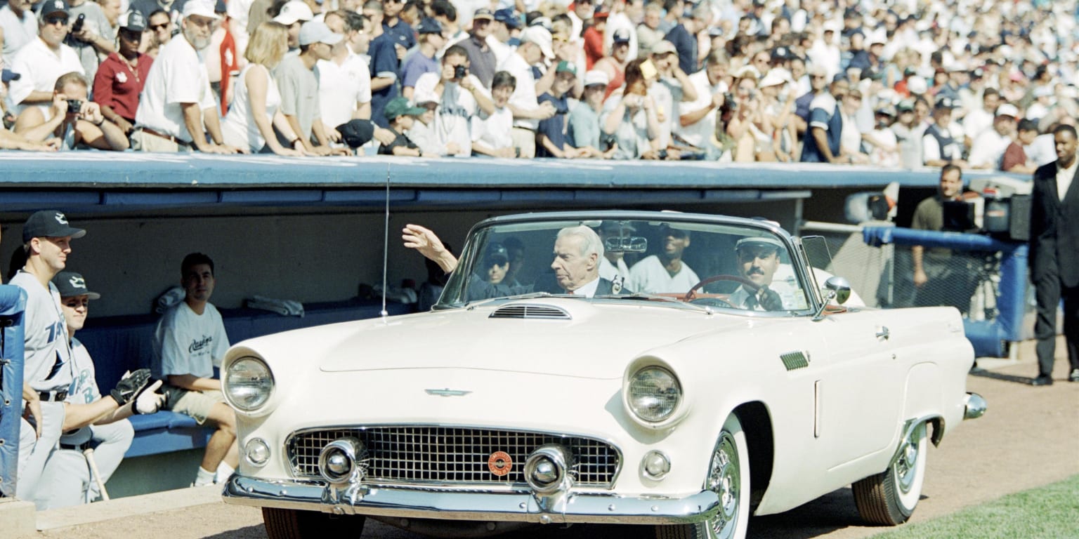 Joe DiMaggio's final cheer at Yankee Stadium