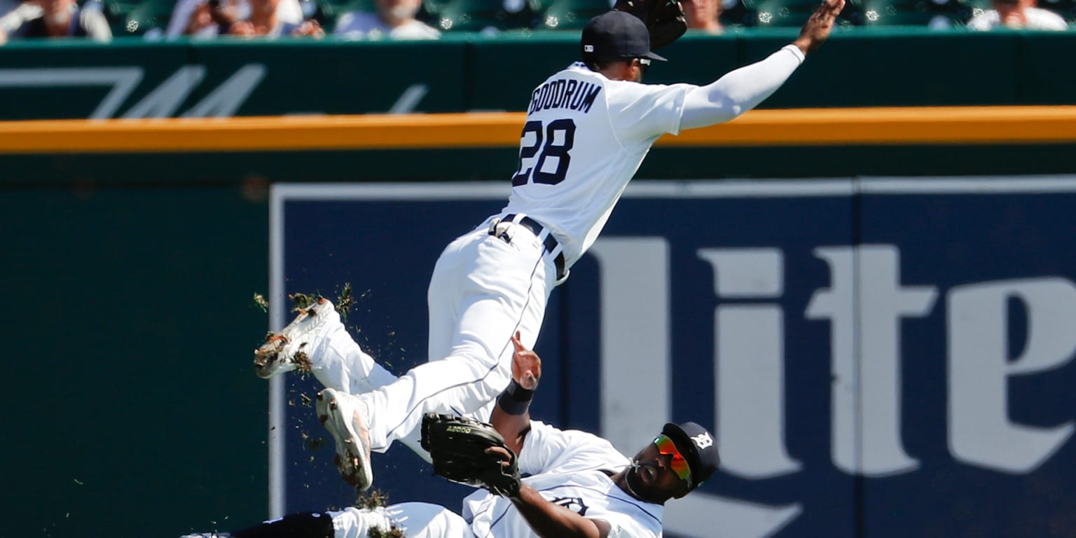 Niko Goodrum exits with right quad contusion
