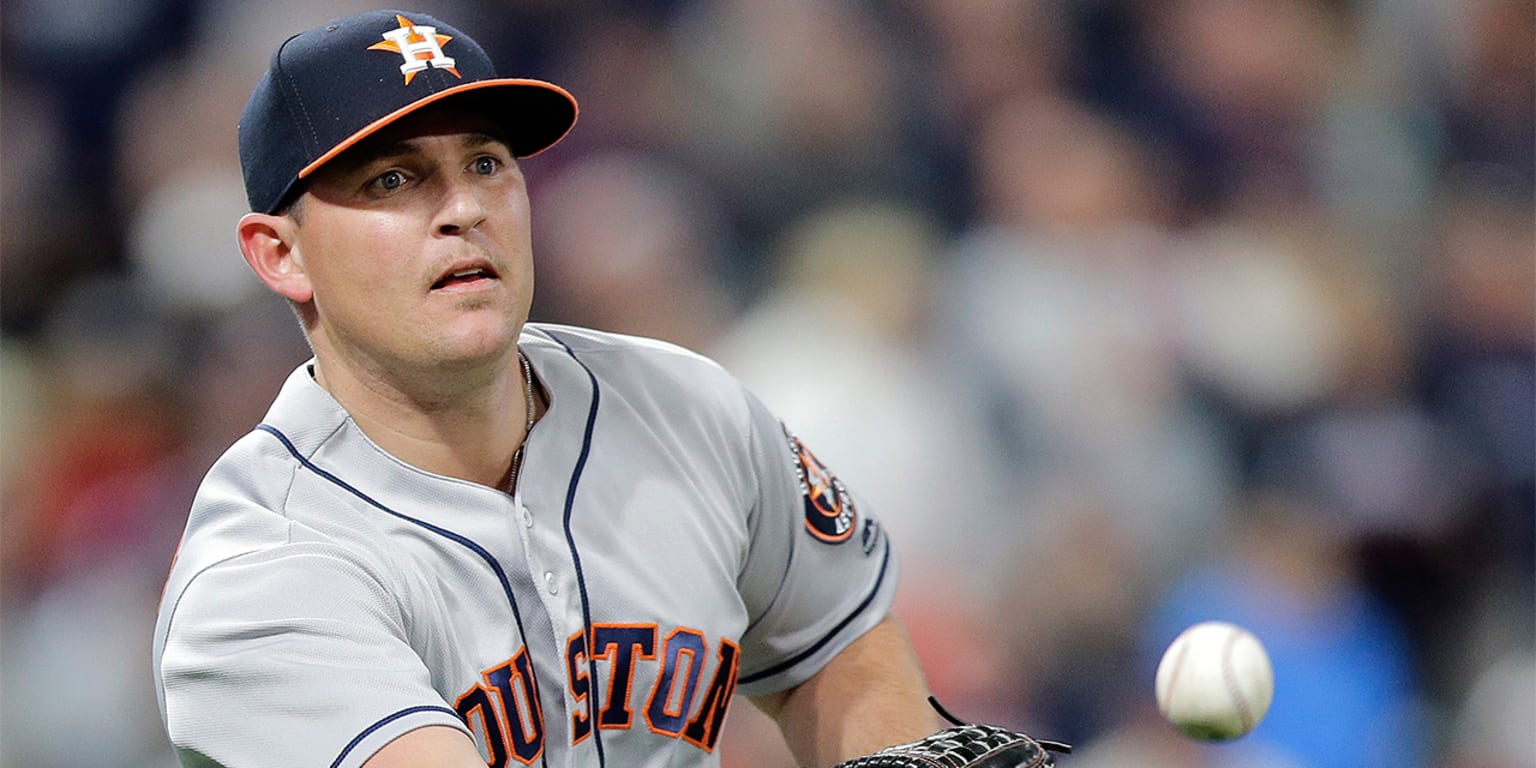 Astros' Will Harris resumes throwing