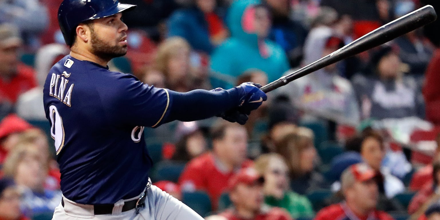 Manny Pina returns to Brewers' lineup