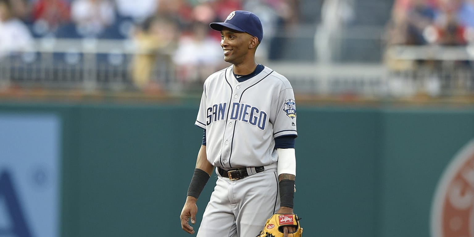 Padres' Alexei Ramirez starts in right field