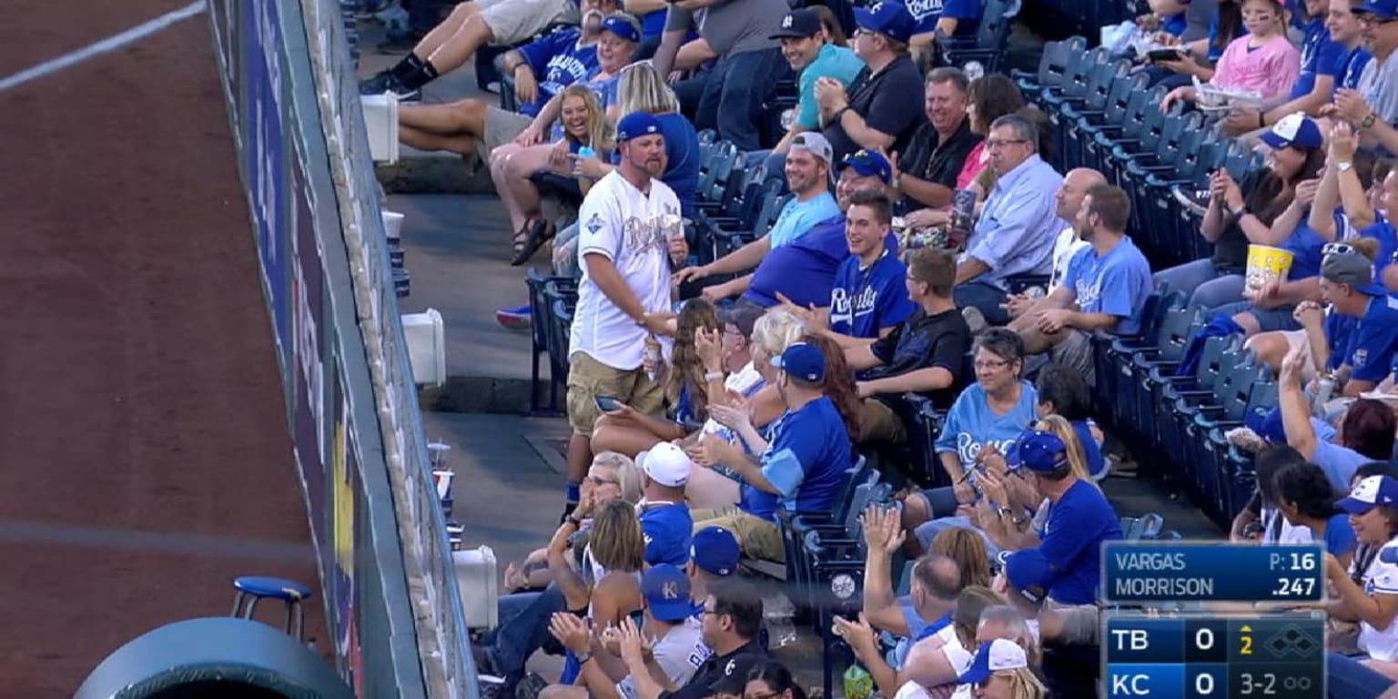 Watch a Royals fan make a barehanded catch without dropping his ice ...
