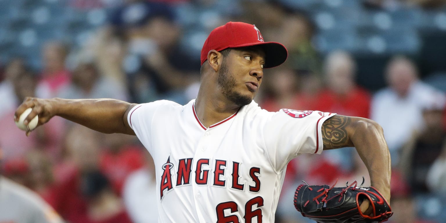 Los Angelinos pactan con JC Ramírez