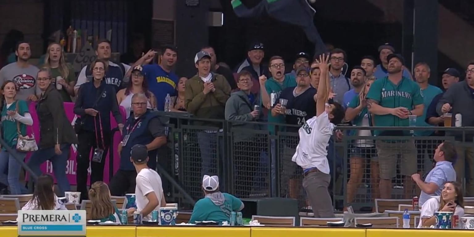 Mariners fan tries to catch homer with jacket | MLB.com