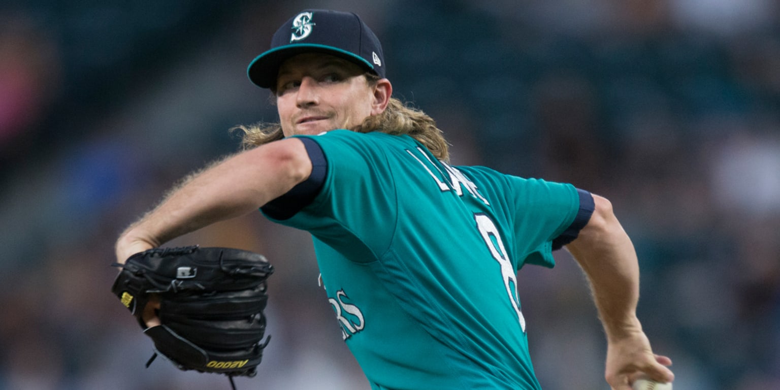 Mariners' Mike Leake fans 7, wins in debut