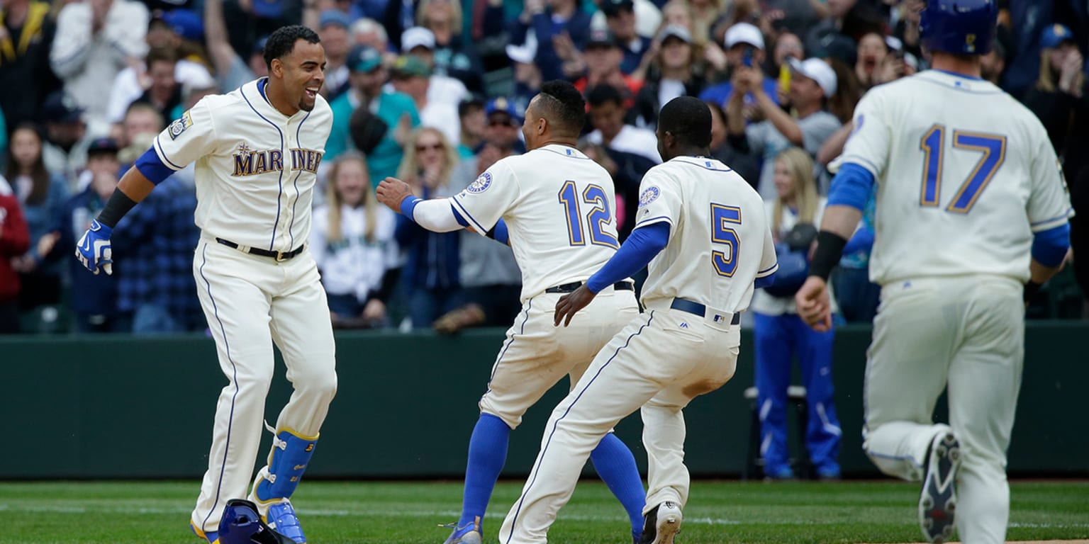 Mariners sweep Rangers with walk-off single