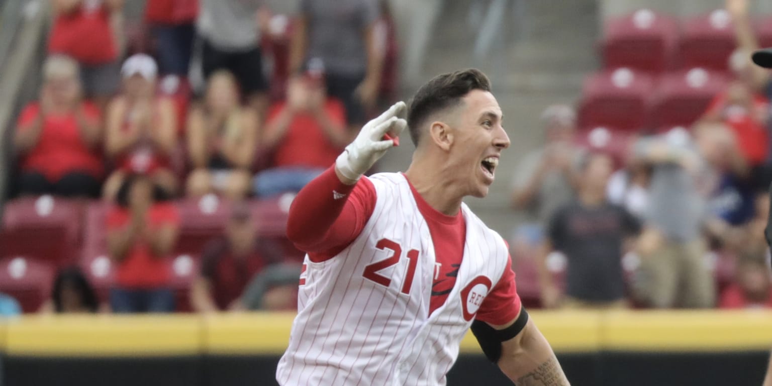 Pitchar, fildear y batear no hay algo que le quede grande a Michael ...