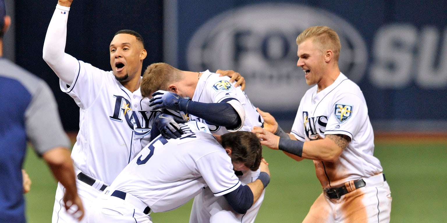 Daniel Robertson hits walk-off single for Rays