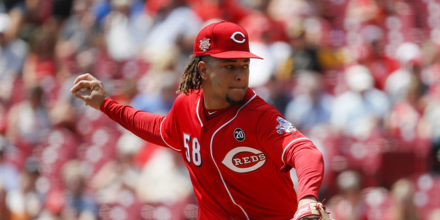Luis Castillo stands out vs Pirates