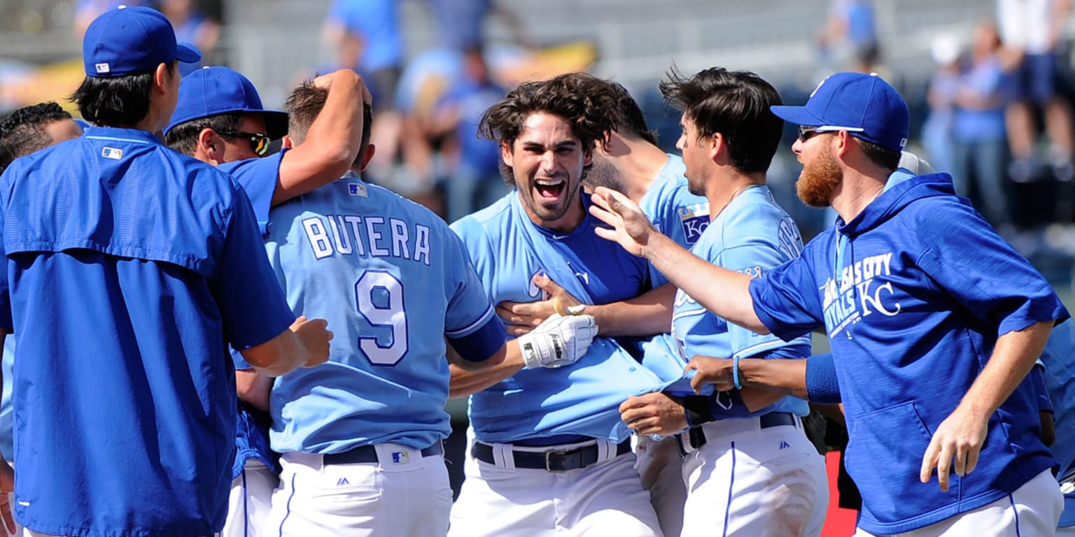 Royals rally for 7-run 9th to beat White Sox