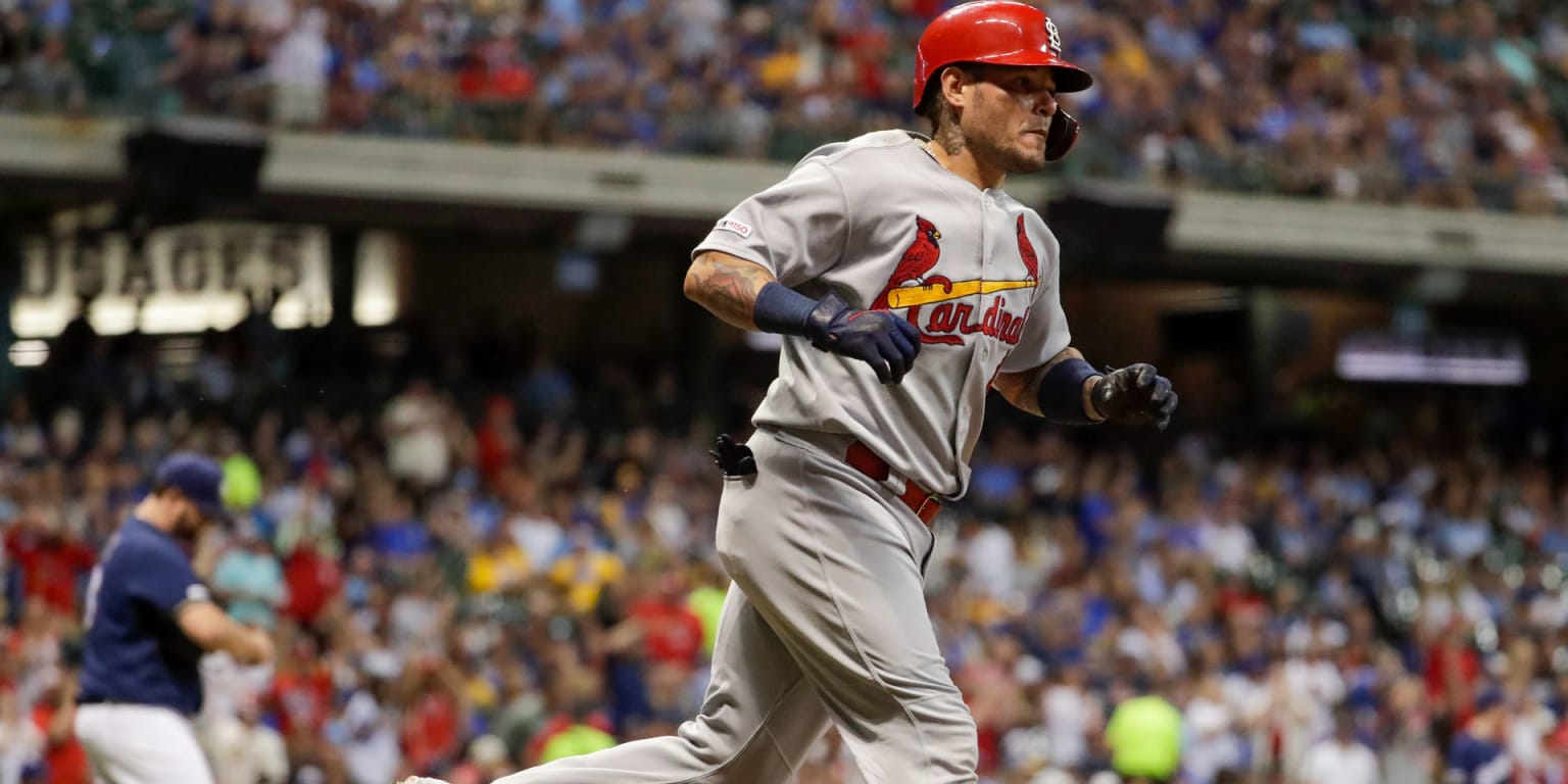 Yadier Molina helps extend winning streak