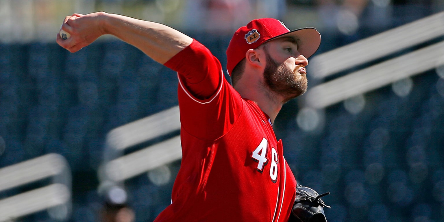 Reds' Tim Adleman suffers shoulder injury