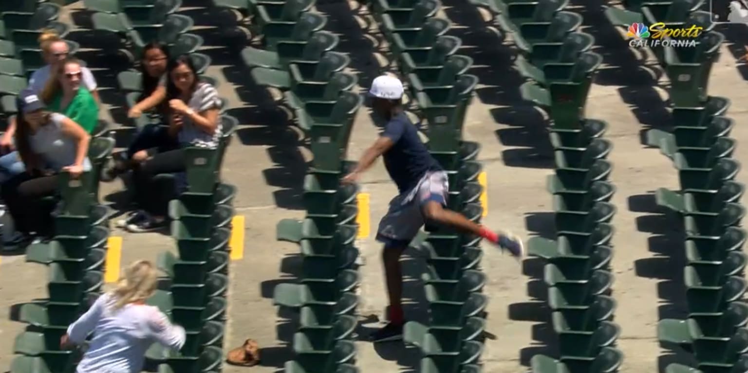 Fan fails to grab foul ball | MLB.com