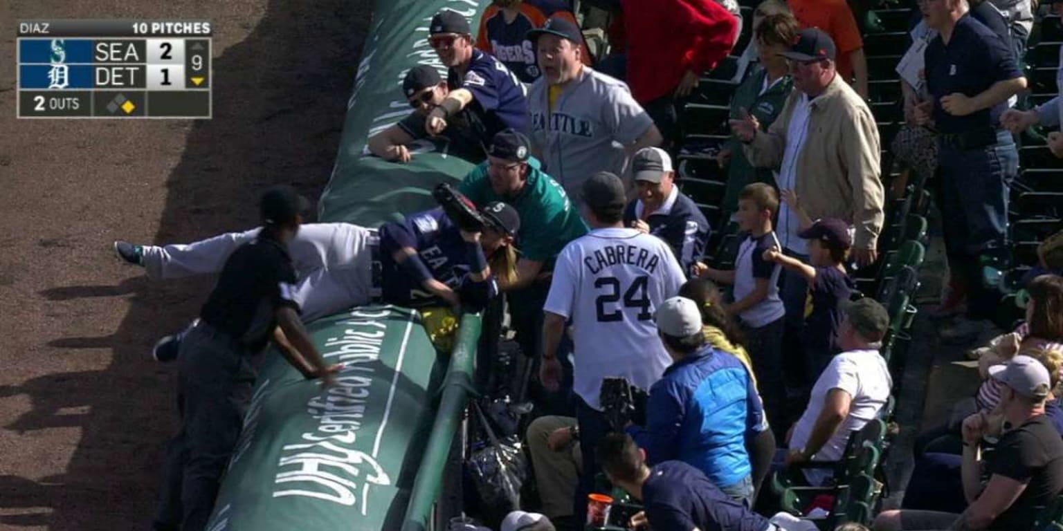 Taylor Motter made an amazing catch while falling into the stands to ...