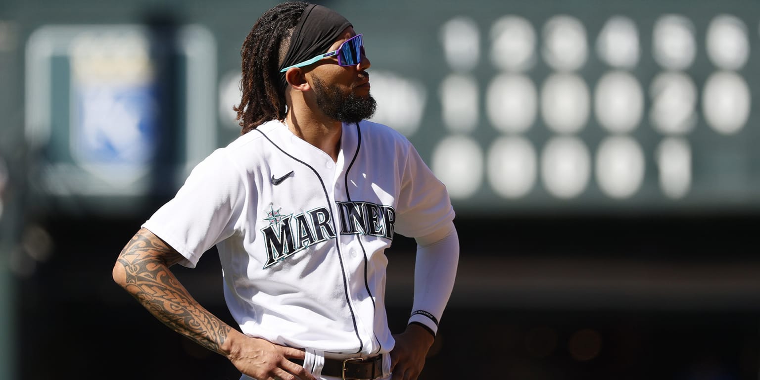 Mariners drop third straight game to Royals