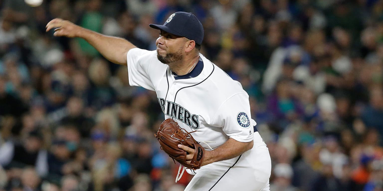Mariners reliever Benoit nearing return