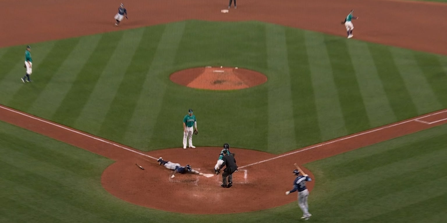 Randy Arozarena scores from second base on infield hit