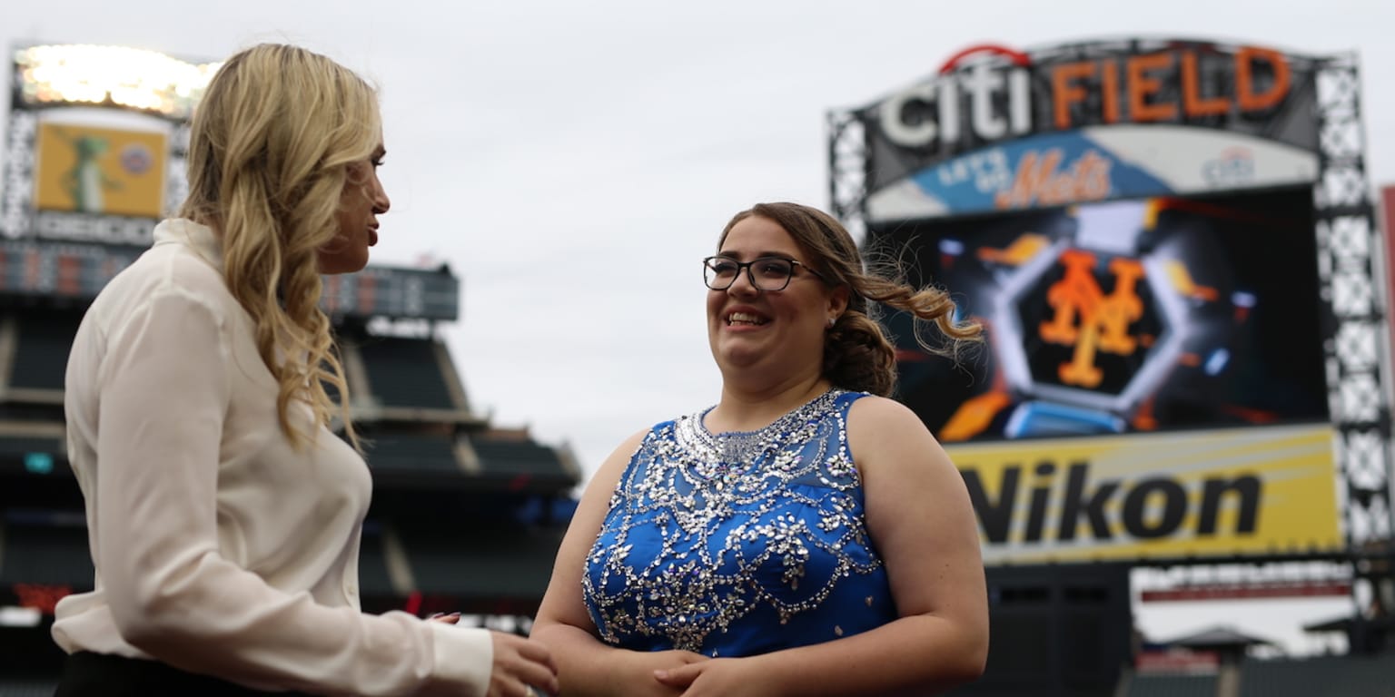 Callie the Mets fan finally got to take her prom photos at Citi Field ...