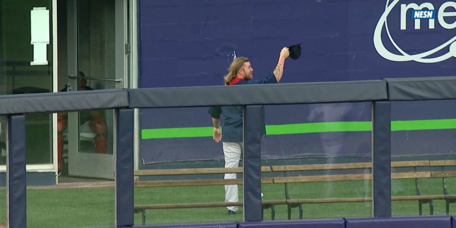 Another Red Sox home run, another fantastic bullpen hat catch from ...