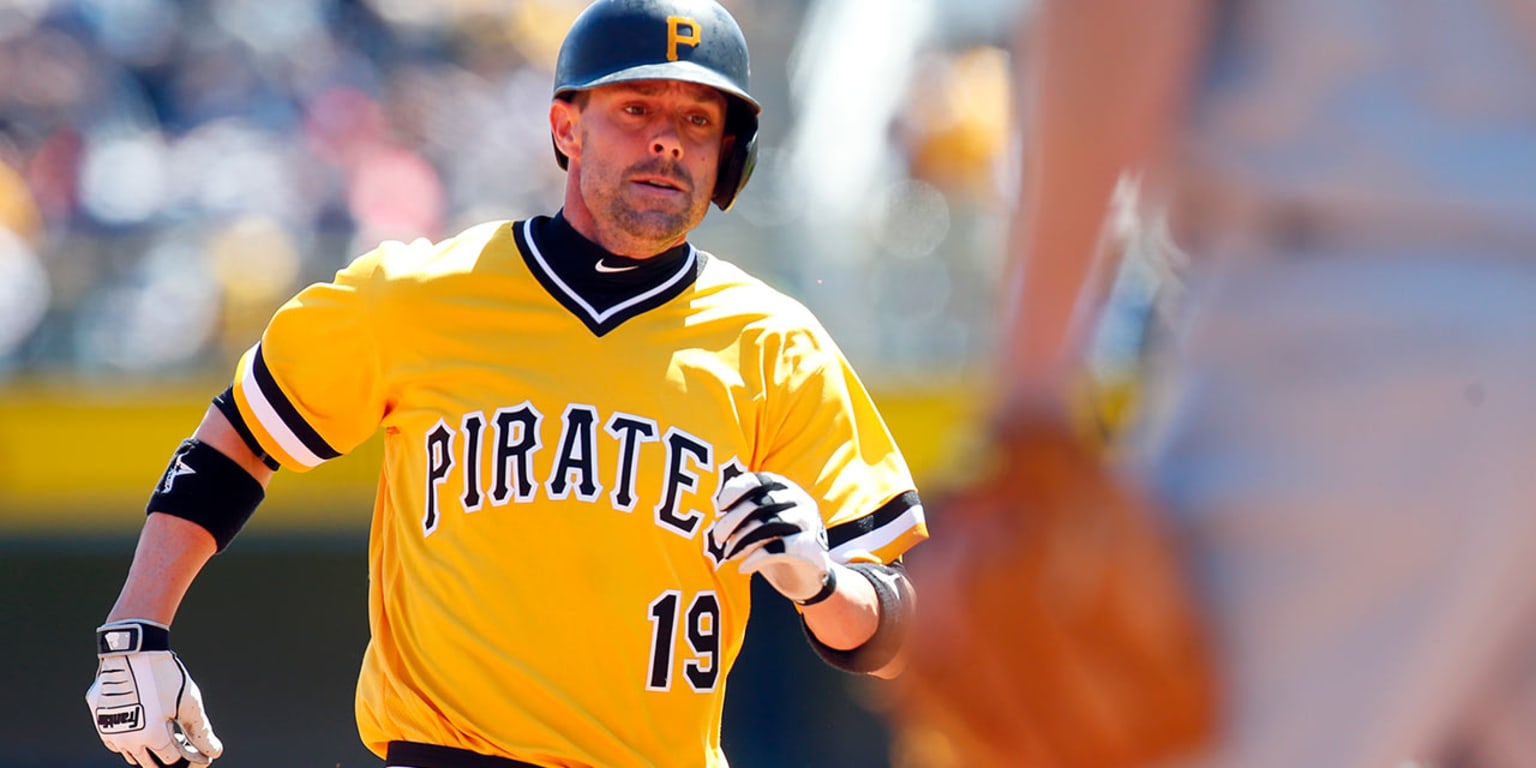 Pirates catcher Chris Stewart lands on DL