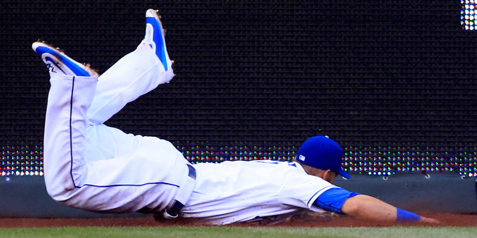 Alex Gordon makes amazing diving catch