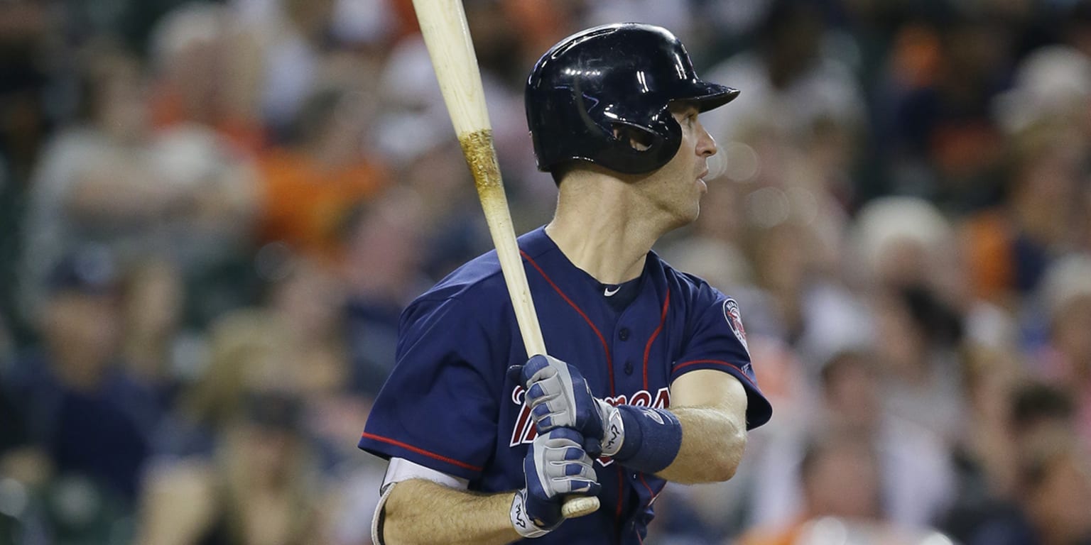 Joe Mauer reaches milestones in Twins' win