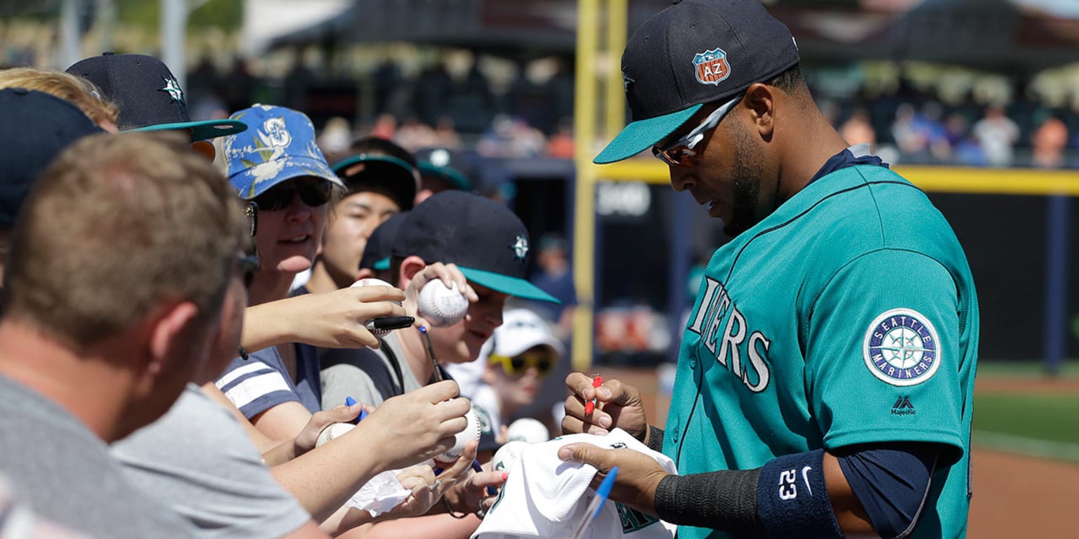 Nelson Cruz hits first spring home run