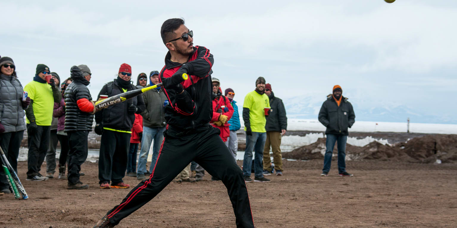 Antarctic researchers play softball