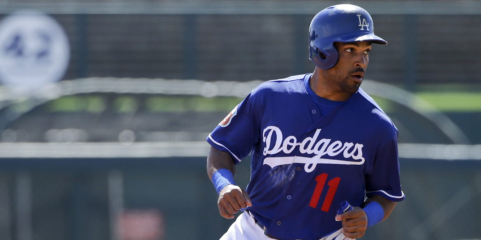 El infielder Micah Johnson pasa de los Dodgers a los Bravos