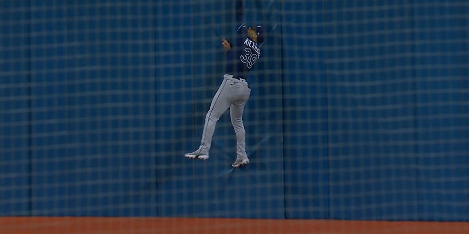Kevin Kiermaier leaps high for amazing catch