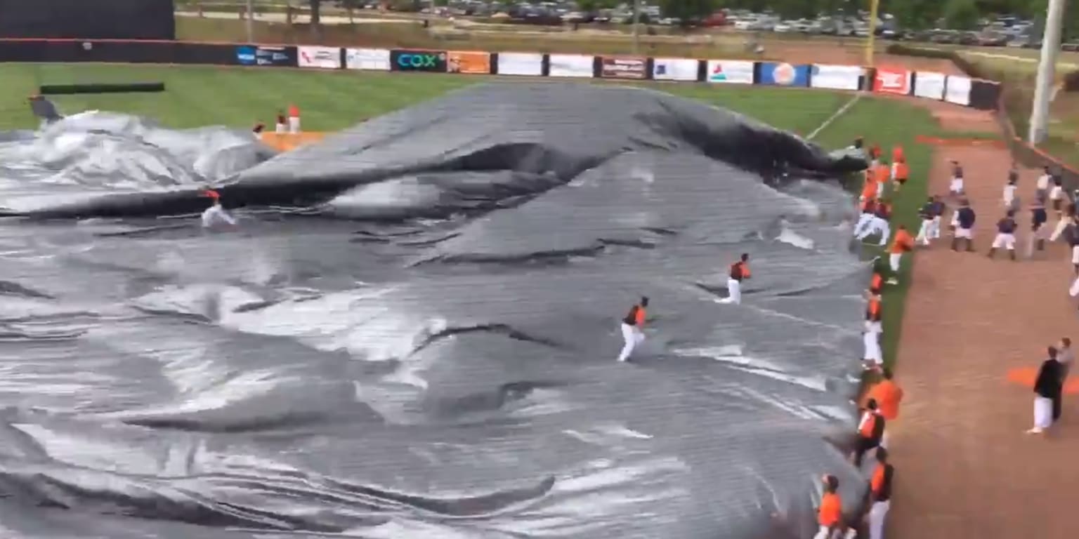 Storm makes putting tarp on the field impossible | MLB.com