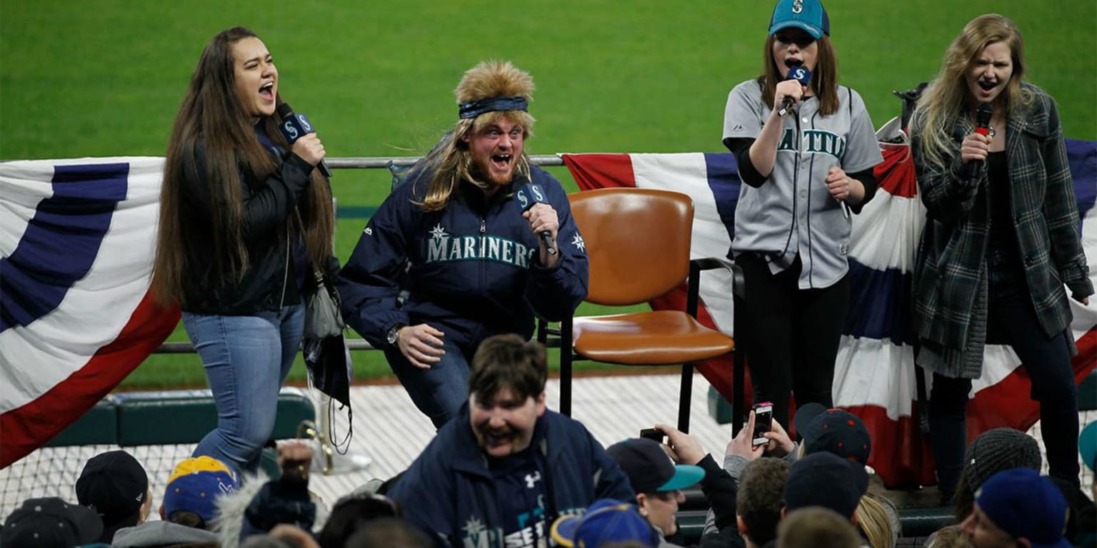 Mariners, Charlie Furbush rock out at FanFest