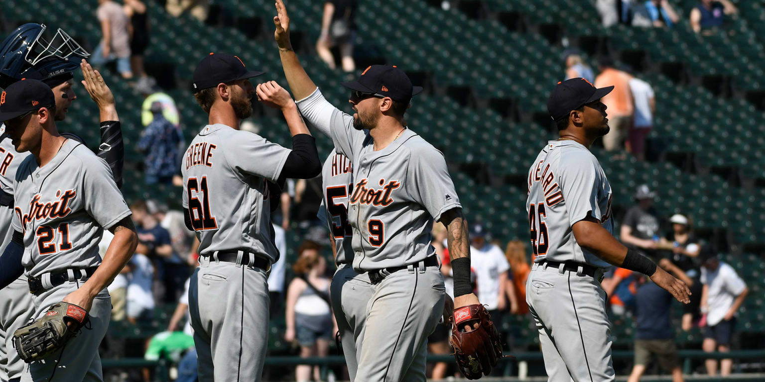 Tigers win 4th straight with late rally