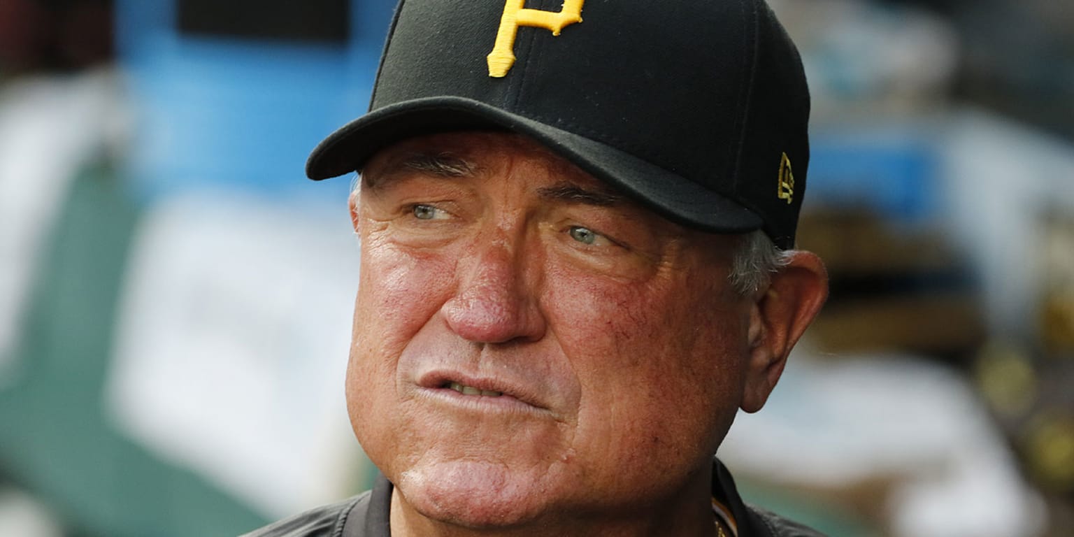 Pirates show confidence in GM, manager