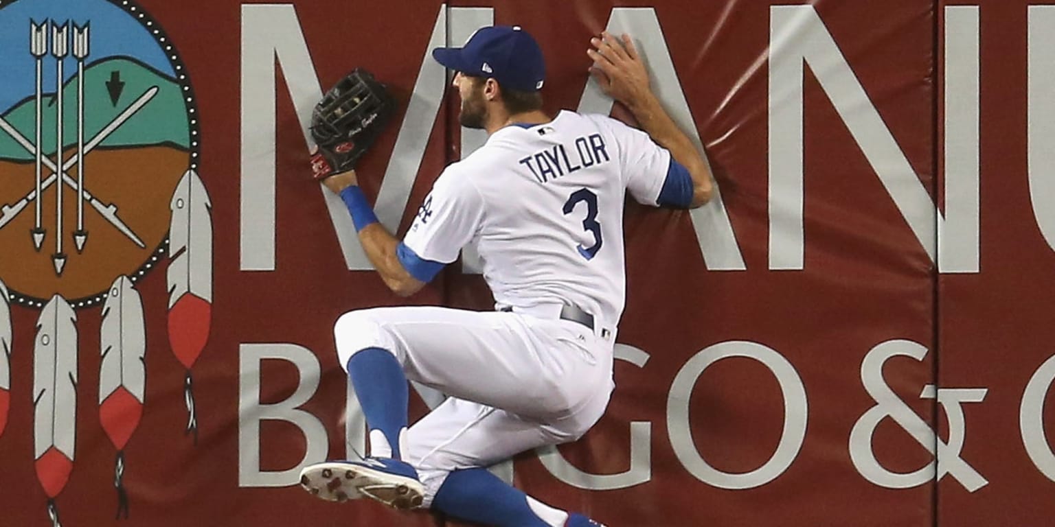 Dodgers Chris Taylor makes 2 catches in center